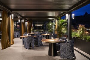 2 restaurantes: servem almoços e jantares
