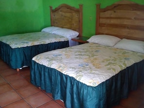 Quarto casal standard | Ferros/tábuas de passar roupa, Wi-Fi de cortesia