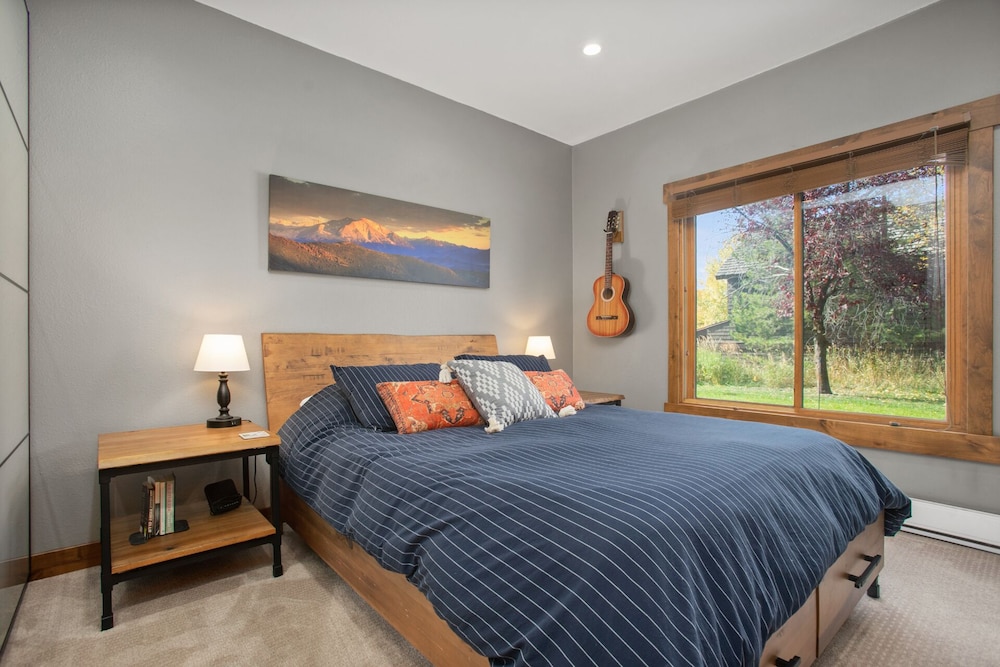 Nicely Updated, Private Washer/dryer, Outdoor Pool And Hot Tub, Free Bus Route - Steamboat Springs, CO