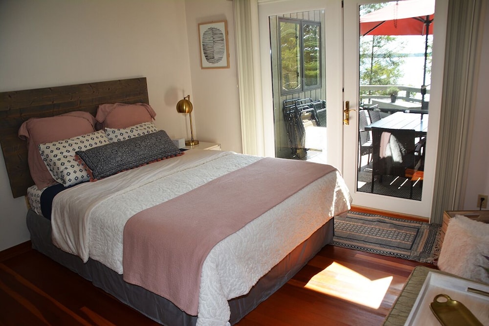 Torch Lake Family Friendly Lakefront Home - Prime Summer Weeks Available - Torch Lake, MI