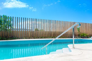 Piscina exterior, espreguiçadeiras 