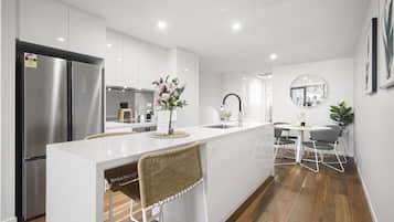 Apartamento Executivo, 1 quarto | Cozinha privada | Um frigorífico/congelador grande, um micro-ondas, um forno