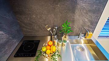 Apartamento, 1 quarto, não fumadores (K type) | Kitchenette privada | Um frigorífico, um micro-ondas, uma placa de cozinha