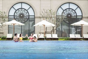 Piscina exterior, da(s) 6:00 à(s) 19:00, espreguiçadeiras 