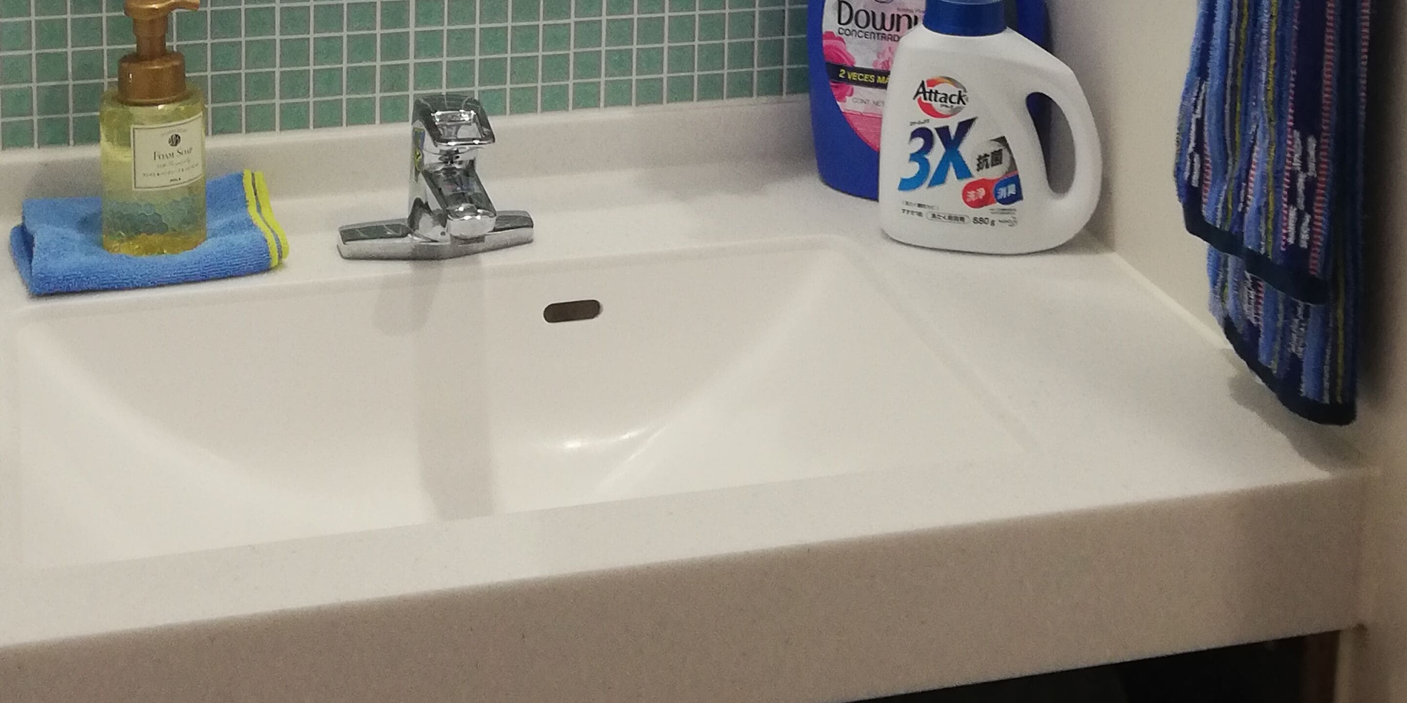 Artigos de higiene pessoal grátis, um secador de cabelo, chinelos 