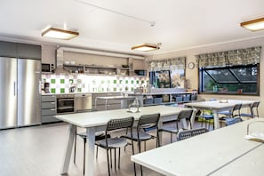 Um frigorífico no espaço comum, um micro-ondas no espaço comum 