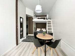 Suite-Estúdio Cidade | Com decoração personalizada, com mobília individualizada, secretária