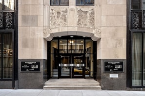 A entrada do Hotel Rand Tower com um bar chamado RUFUS.