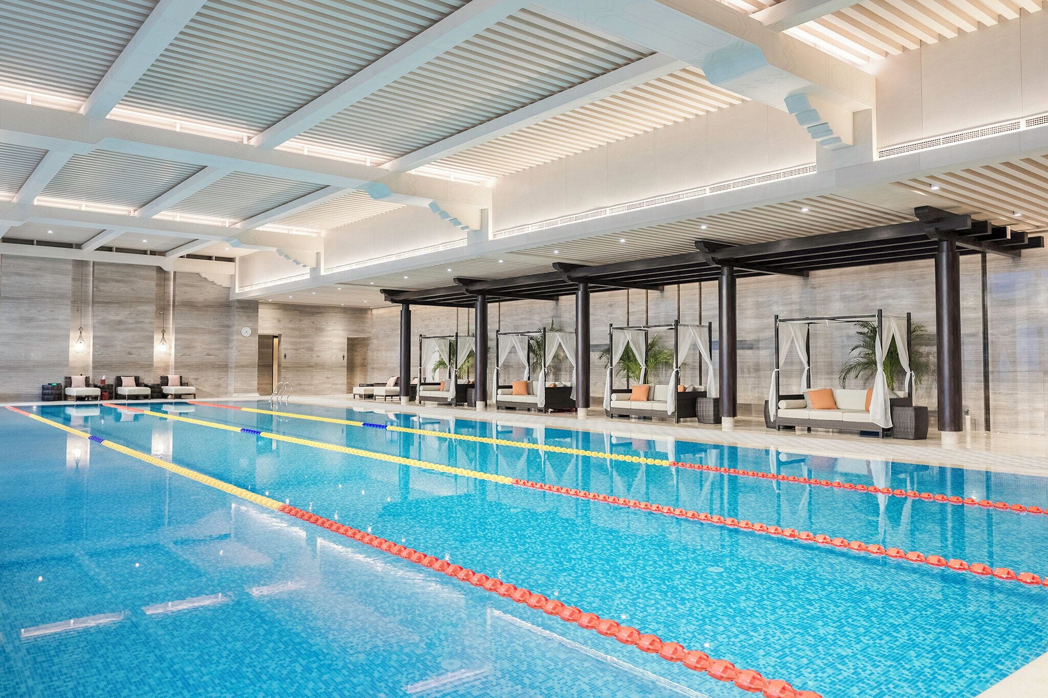 Piscina interna, funciona das 10h às 22h, espreguiçadeiras