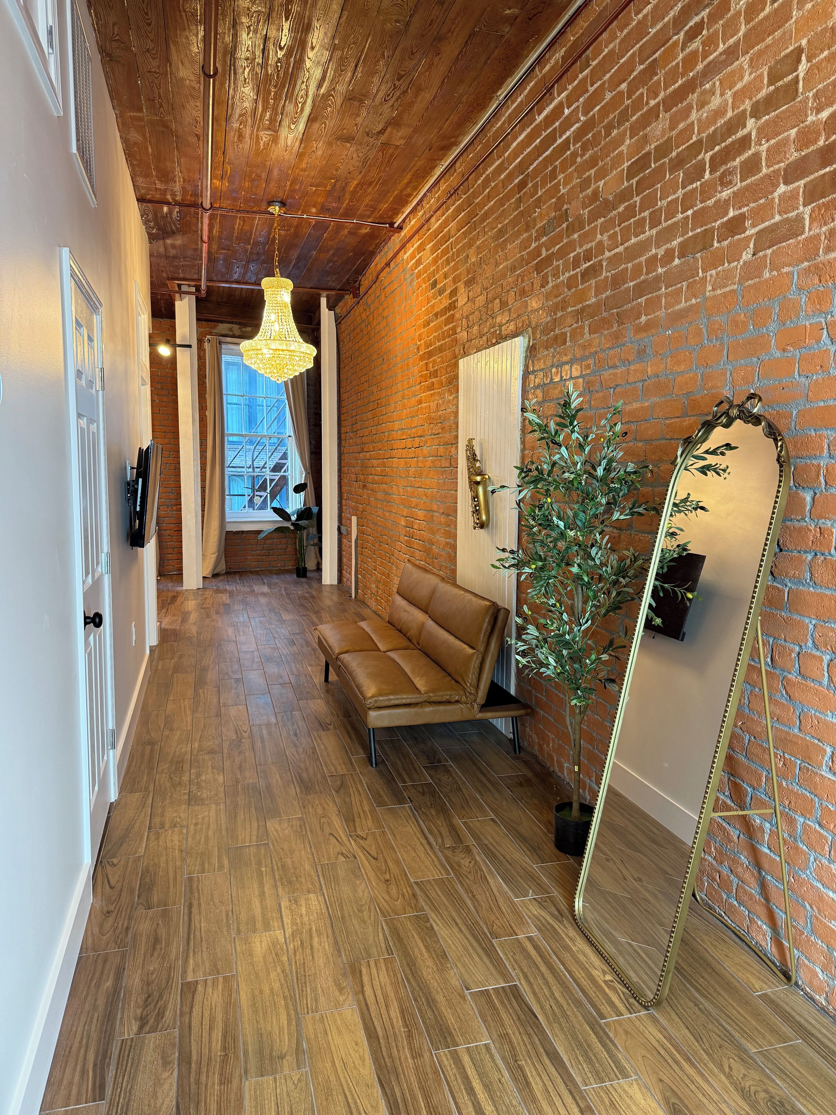 Historic Downtown Hardwood Apartment 2 Minute Walk To French Quarter -3b - New Orleans, LA