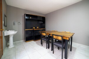 Quarto Standard, 2 camas de casal | Cofre no quarto, secretária 