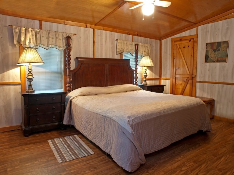 Lake Fort Smith Frontier Lodge - Arkansas