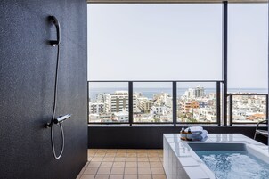 Cobertura executiva, 2 quartos, para não fumantes, vista para o oceano | Banheiro | Produtos de toalete biodegradáveis, secador de cabelo, chinelos, bidê