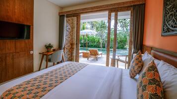 Quarto de hotel com uma cama grande, uma televisão na parede, uma pequena mesa de trabalho com uma cadeira e vista para a área da piscina.