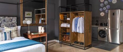Quarto premium | Frigobar, cofres nos quartos, individualmente decorados