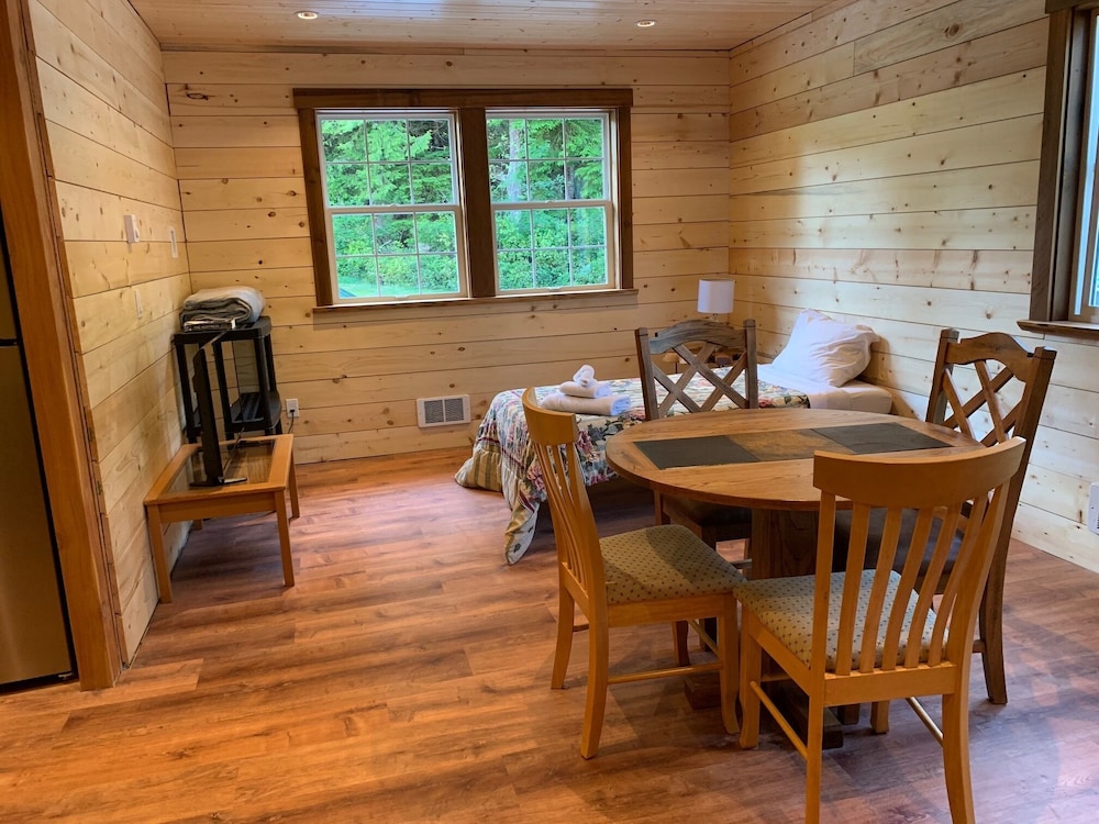 Large 1 Bedroom Suite Close To Beaches,trails With 4 Beds - Ucluelet
