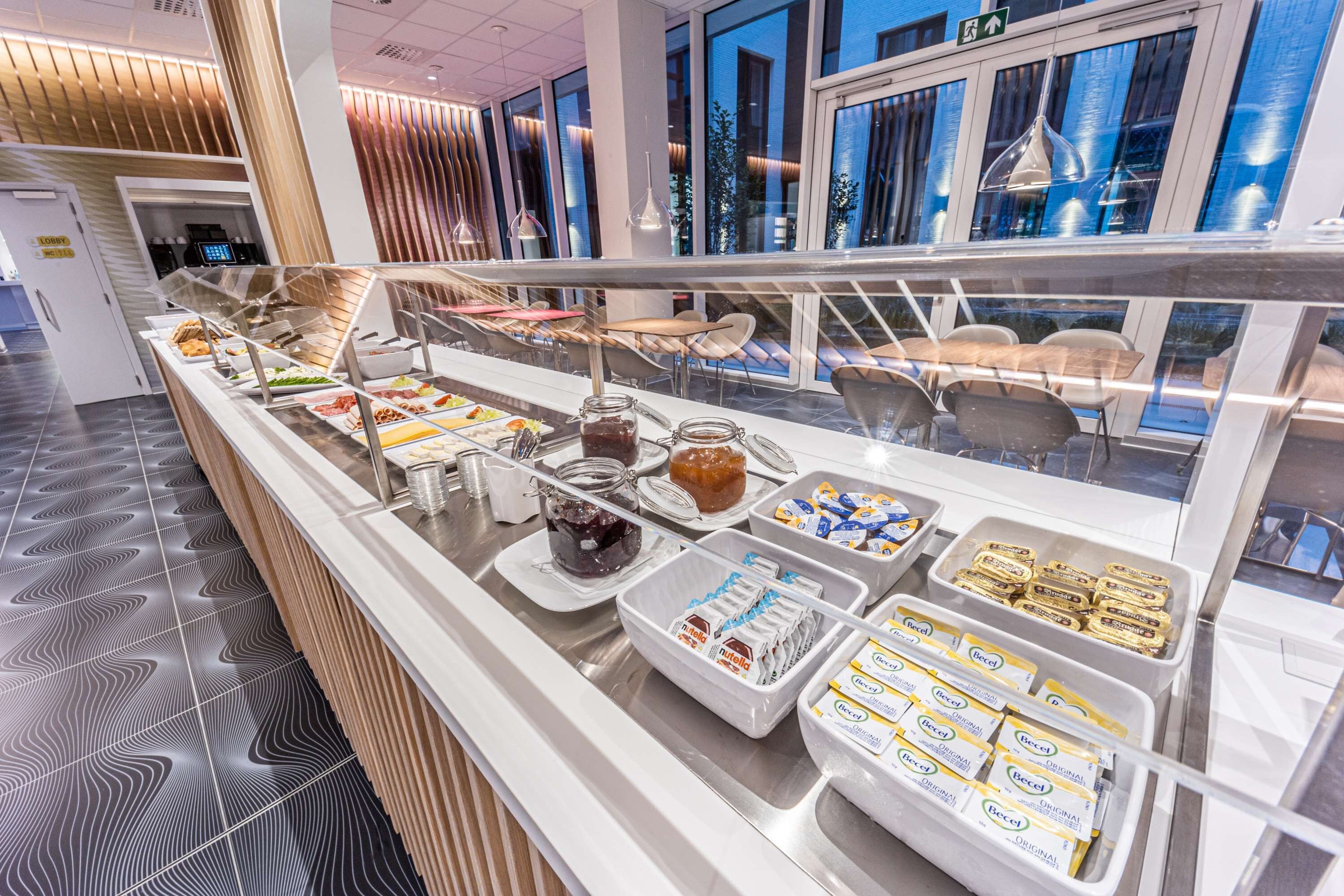 Uma área de buffet com diversos alimentos e acompanhamentos.