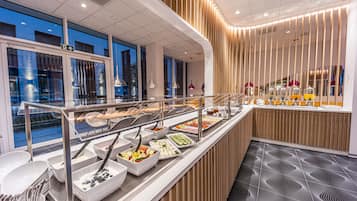 Pequeno-almoço tipo buffet diário (15.90 EUR por pessoa)