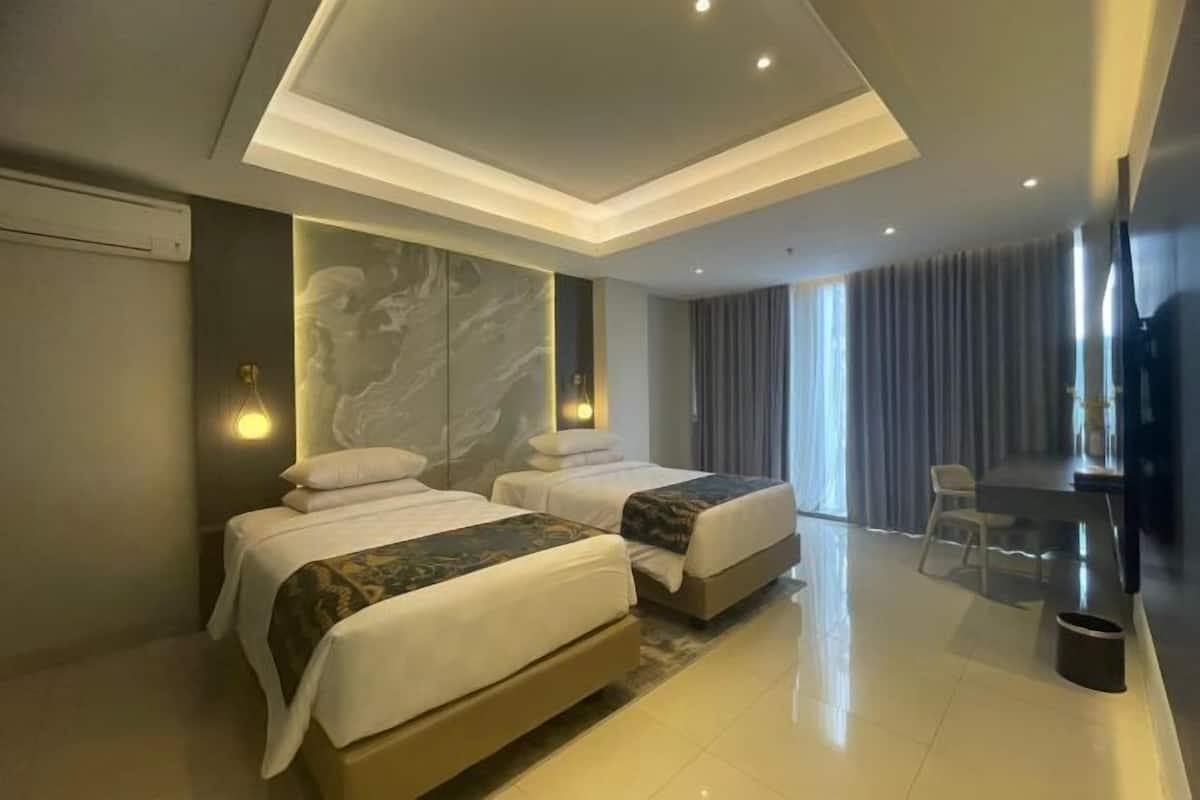 Roupa de alta qualidade, minibar, cofre no quarto, secretária