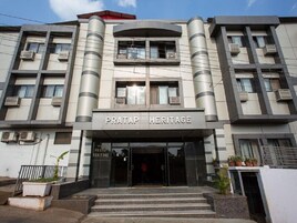 Um edifício com a placa 'PRATAP HERITAGE' na entrada.