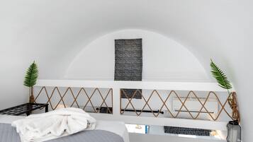 Suíte luxo, banheira de imersão, vista para o mar | Cofres nos quartos, espaço de trabalho para notebook
