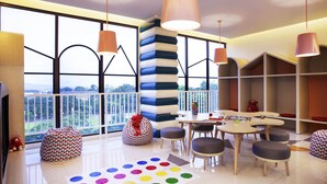 Uma sala de estar moderna com janelas amplas, uma mesa redonda e tapetes coloridos.