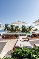 Piscina exterior, toldos (sobretaxa), guarda-sóis 