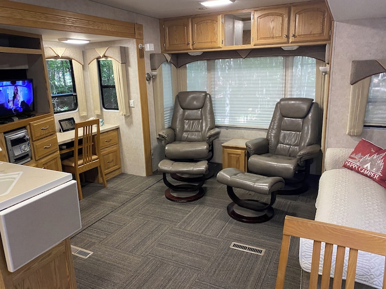 Betsie - Excellent 35ft Rv Camper In The Woods Fire Pit & Hot Tub Access - Michigan