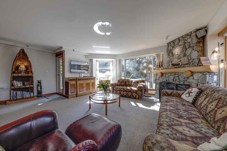 Woodrun 208 - Ski In Ski Out, Common Area Hot Tub & Pool, Gas Fireplace, Bbq - Whistler