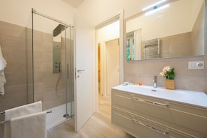 Apartamento família, vários quartos, ao lado do lago (Lenno Giardinetto) | Banheiro | Chuveiro, chuveiro com efeito de chuva, secador de cabelo, bidê
