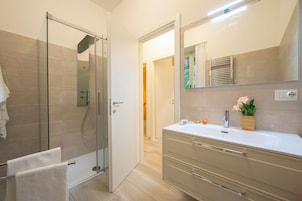 Apartamento família, vários quartos, ao lado do lago (Lenno Giardinetto) | Banheiro | Chuveiro, chuveiro com efeito de chuva, secador de cabelo, bidê