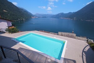 Apartamento Familiar, vários quartos, junto à montanha (Residence degli Oleandri 4B) | Piscina | Piscina exterior sazonal, espreguiçadeiras