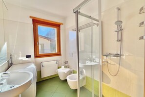 Apartamento Familiar, vários quartos, junto à montanha (Residence degli Oleandri 4B) | Casa de banho | Um polibã, um chuveiro fixo, um secador de cabelo, um bidé 