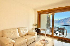 Apartamento Familiar, vários quartos, junto à montanha (Residence degli Oleandri 4B) | Sala de estar | Televisor de ecrã plano de 24 polegadas com canais por cabo, televisor 