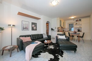 Apartamento Familiar, 2 quartos, varanda, junto à montanha (Sonenga Panoramic Terrace) | Sala de estar | Televisor de ecrã plano de 24 polegadas com canais digitais, televisor