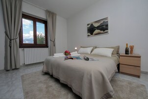 Apartamento Familiar, 2 quartos, varanda, junto à montanha (Sonenga Panoramic Terrace) | 2 quartos, ferro/tábua de engomar, Wi-fi, roupa de cama fornecida