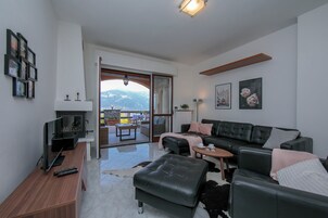 Apartamento Familiar, 2 quartos, varanda, junto à montanha (Sonenga Panoramic Terrace) | Sala de estar | Televisor de ecrã plano de 24 polegadas com canais digitais, televisor