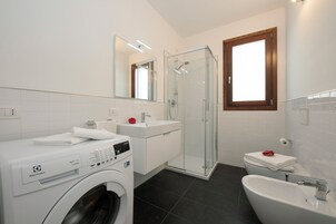 Apartamento família, vários quartos, ao lado da montanha (Argegno Home) | Banheiro | Chuveiro, chuveiro com efeito de chuva, secador de cabelo, bidê