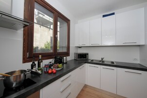 Apartamento Familiar, 2 quartos, varanda, junto à montanha (Argegno Home) | Cozinha privada | Uma cafeteira/bule, um frigorífico/congelador grande, um micro-ondas