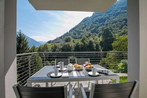 Apartamento Familiar, vários quartos, junto à montanha (Argegno Home) | Refeições ao ar livre