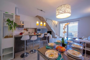 Apartamento família, vários quartos, 2 banheiros (Como Lake Modern Apartment Ulivi) | Opções para refeição