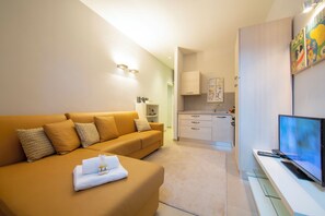 Villa Familiar, vários quartos (Villa Lucia Laglio) | Sala de estar | Televisor de ecrã plano de 21 polegadas com canais digitais, televisor 