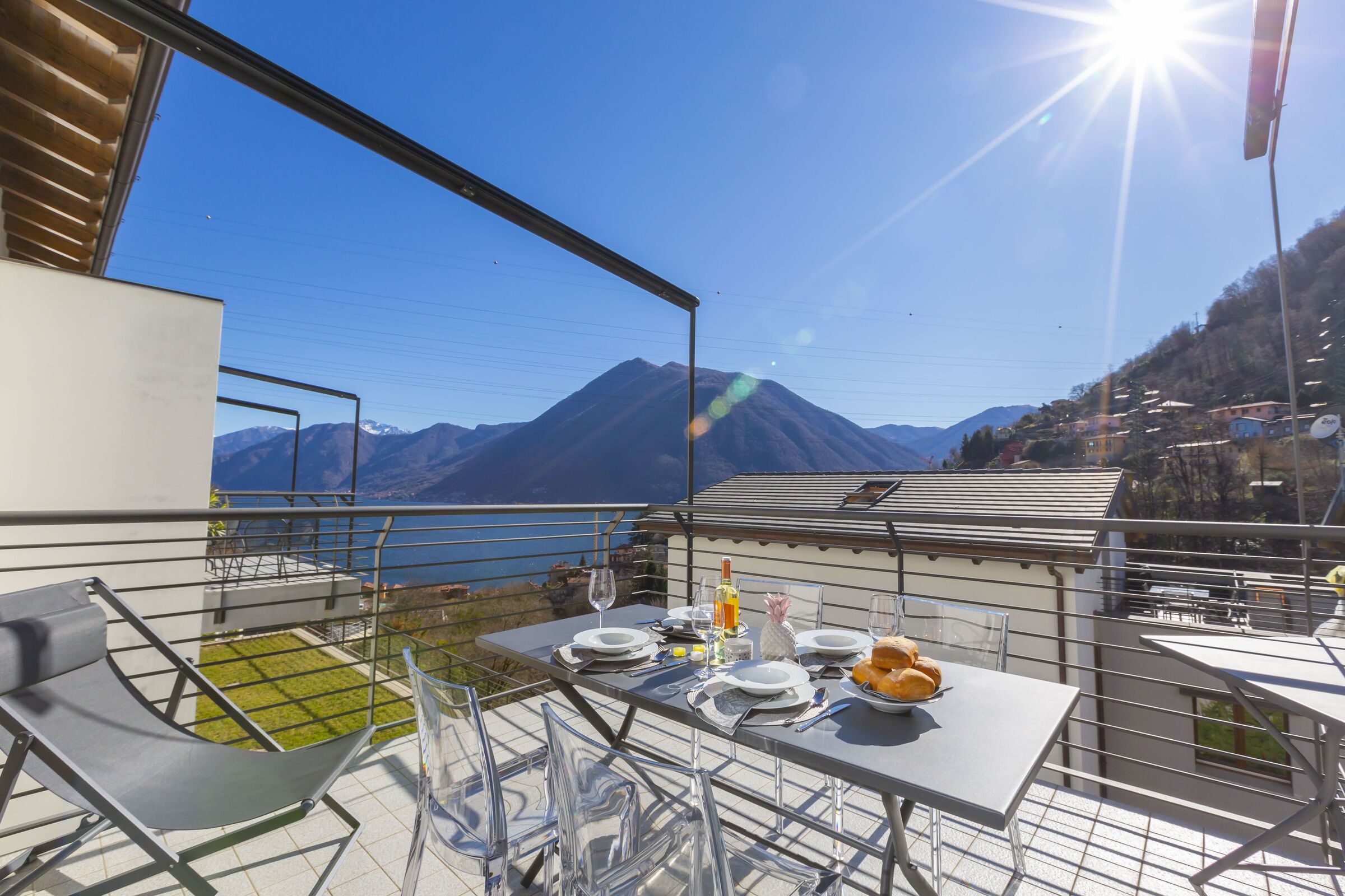 Apartamento Familiar, várias camas, 2 casas de banho, junto à montanha (Bella Argegno) | Varanda