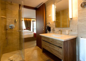 Quarto Individual | Casa de banho | Um polibã, um secador de cabelo, um bidé, toalhas fornecidas 