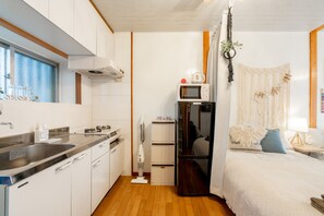 Quarto triplo conforto, para não fumantes | Cozinha privada | Geladeira, micro-ondas, chaleira elétrica