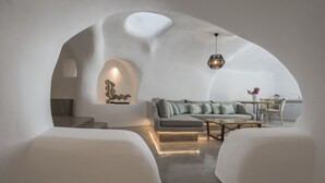 Uma sala de estar moderna com sofá, mesa de centro e área de jantar.