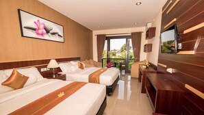 Quarto de hotel com duas camas, televisão, varanda e um quadro na parede.