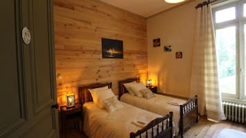 Quarto (ALBIZIA) | 1 quarto, Wi-fi grátis, roupa de cama fornecida