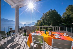 Apartamento Familiar, vários quartos, 2 casas de banho, junto à montanha (Casa Laura Apt. 6) | Refeições ao ar livre