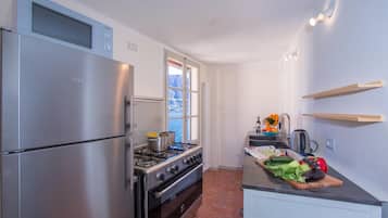 Casa de Férias Família, vários quartos, 2 casas de banho, junto ao lago (Felice sul Lago) | Cozinha privada | Um micro-ondas, um forno, uma placa de cozinha